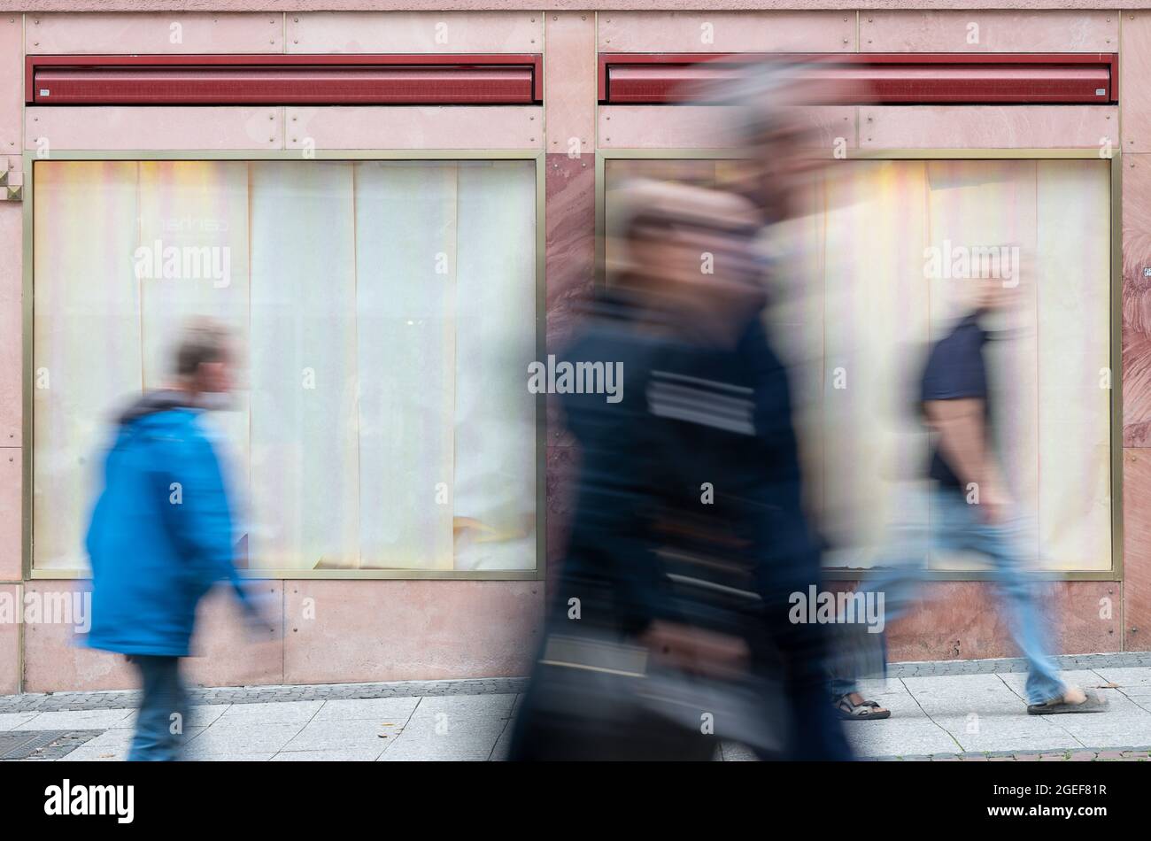 19 August 2021, Hessen, Frankfurt/Main: Passers-by walk in front of a ...