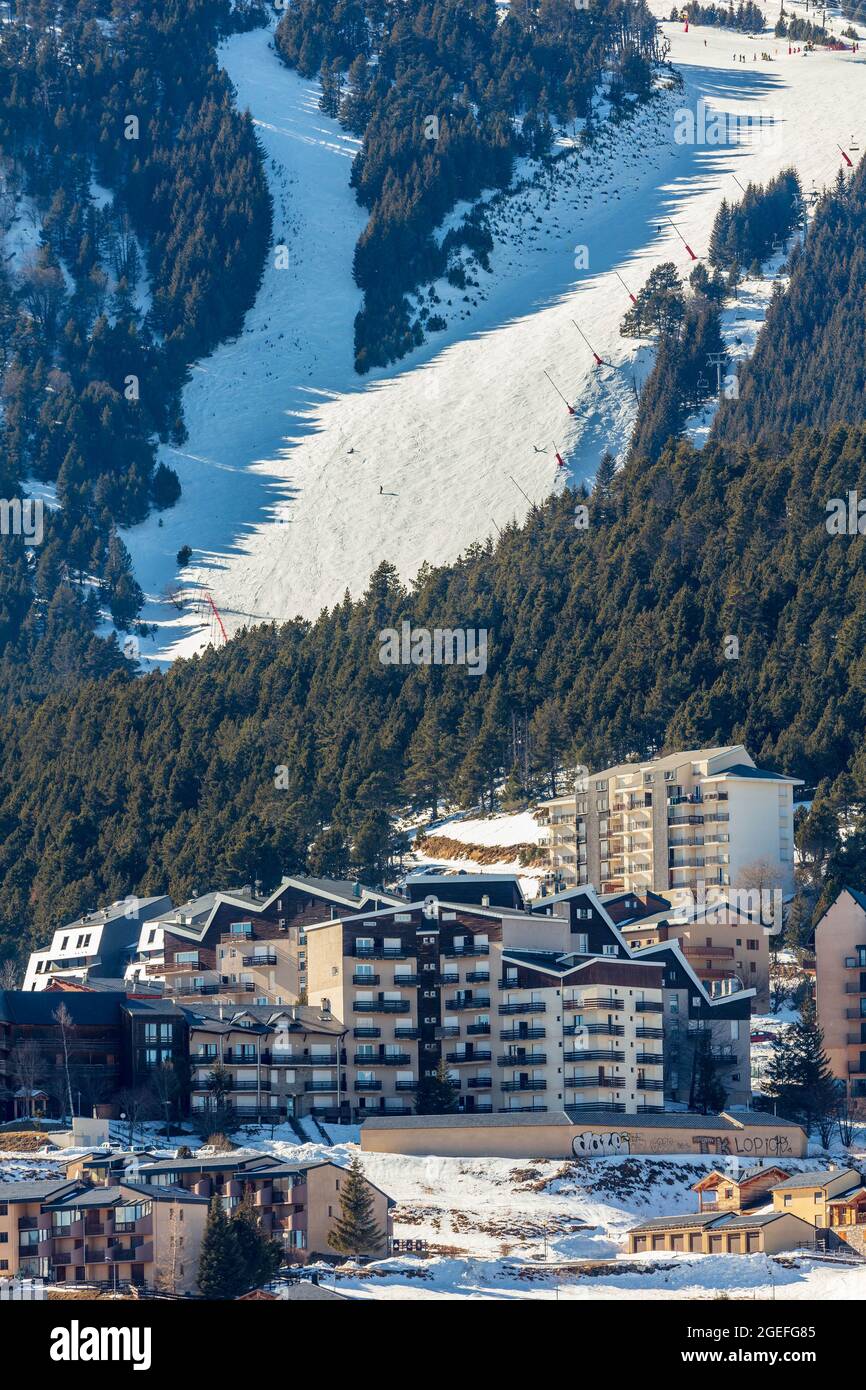 FRANCE, PYRENEES-ORIENTALES (66) LES ANGLES SKI RESORT. CLOS DES ...