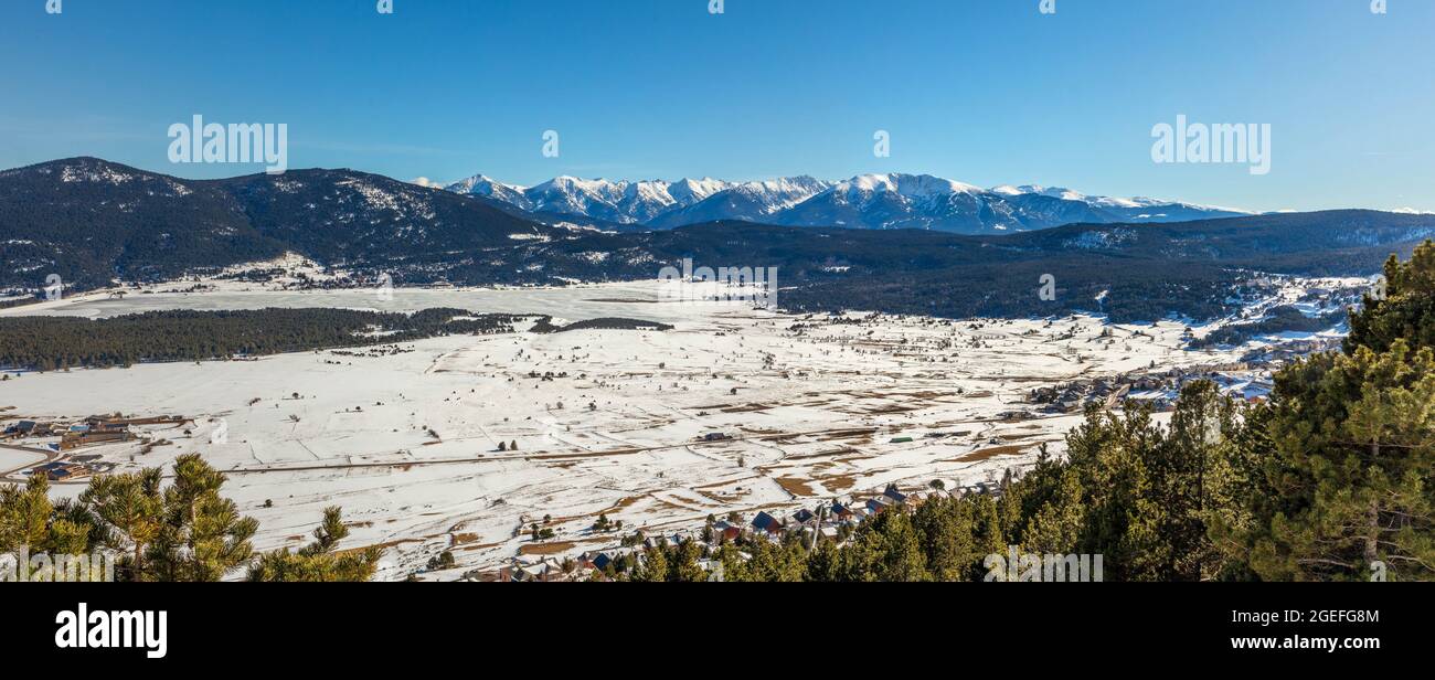 FRANCE, PYRENEES-ORIENTALES (66) LES ANGLES SKI RESORT Stock Photo - Alamy