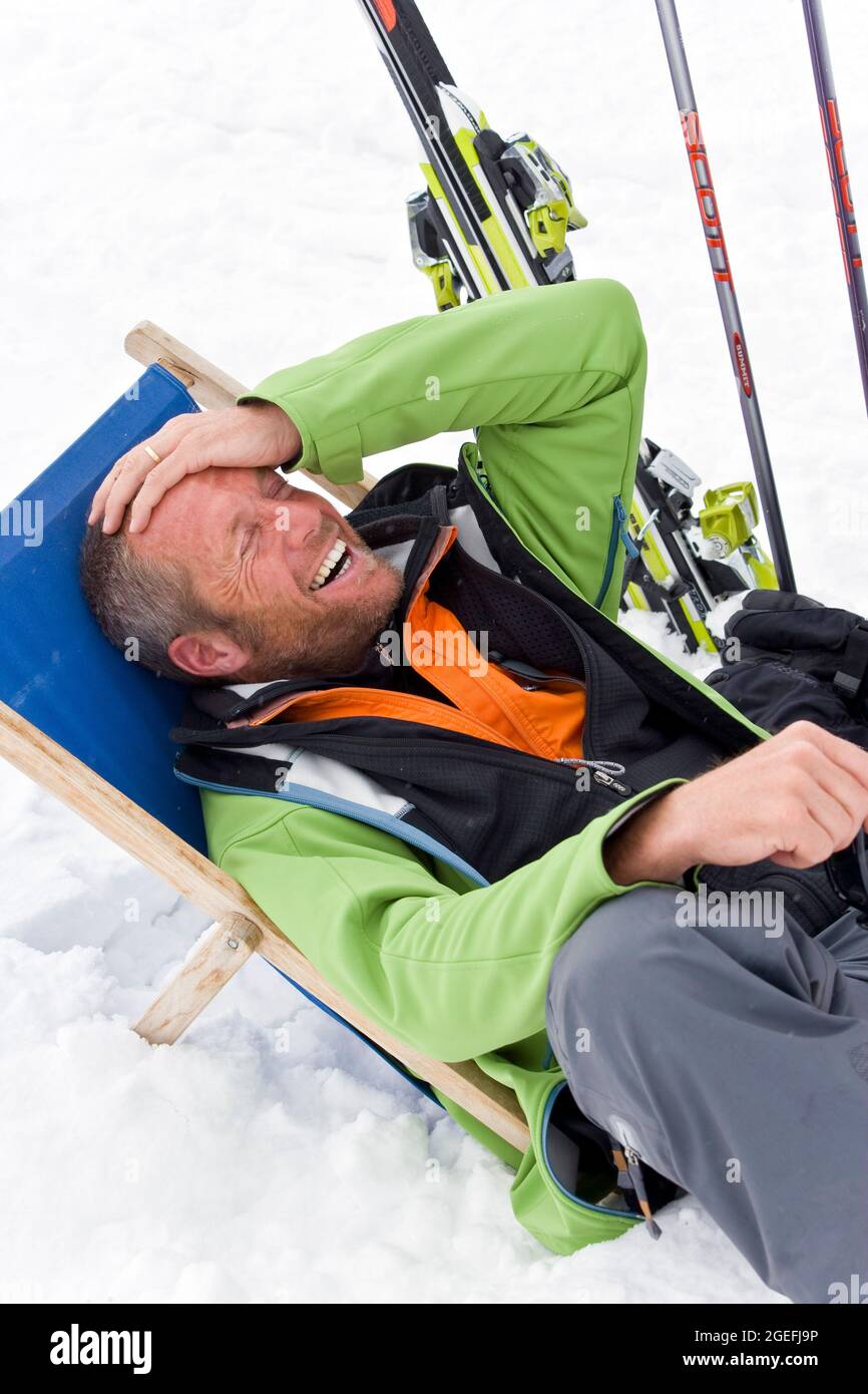 Homme sur un transat hi-res stock photography and images - Alamy