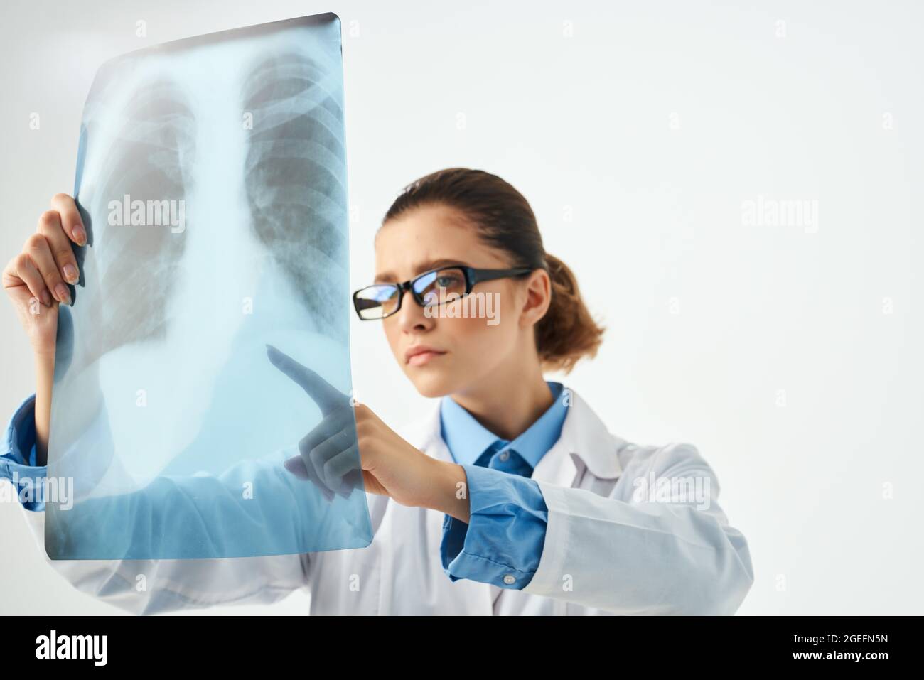 medical professional radiologist x-ray lung diagnostics Stock Photo - Alamy