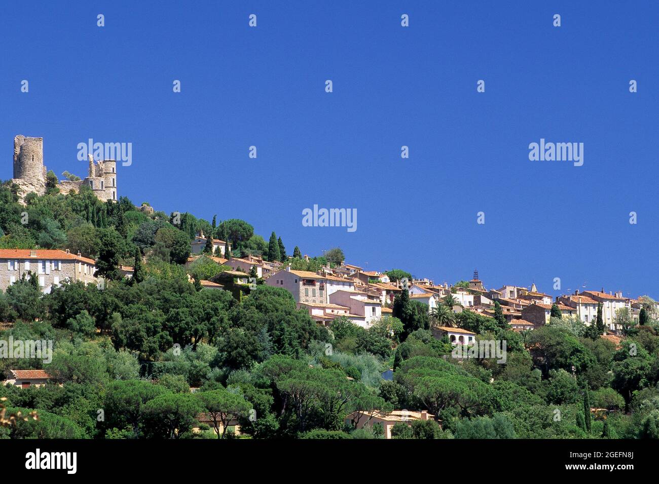 FRANCE. VAR (83) PERCHED VILLAGE OF GRIMAUD AND ITS CASTLE Stock Photo ...