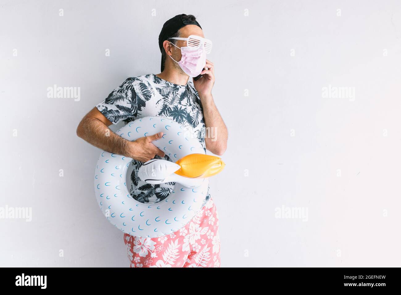 Young man wearing mask to protect himself from covid-19 on vacation ...