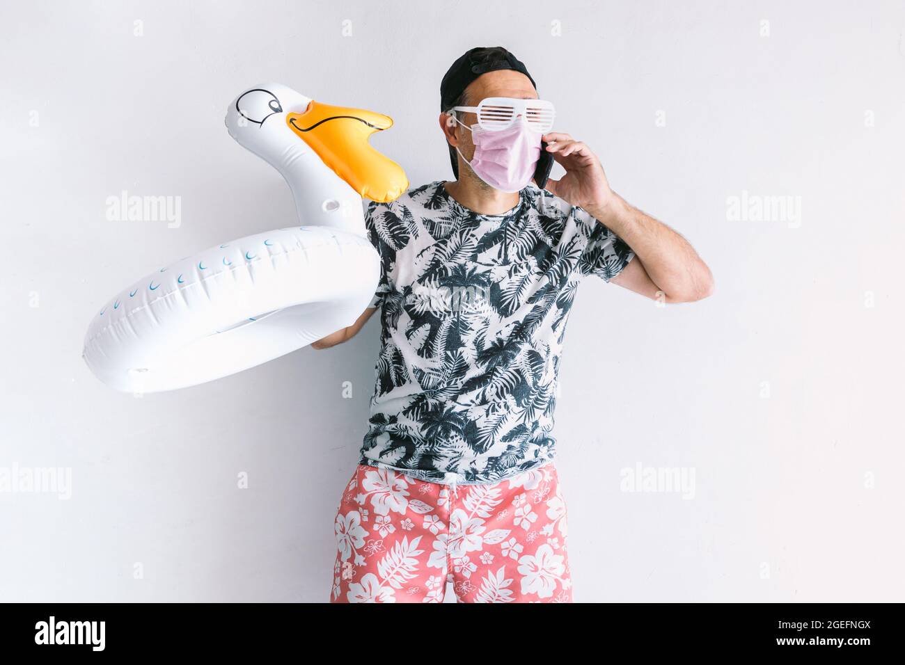 Young man wearing mask to protect himself from covid-19 on vacation ...