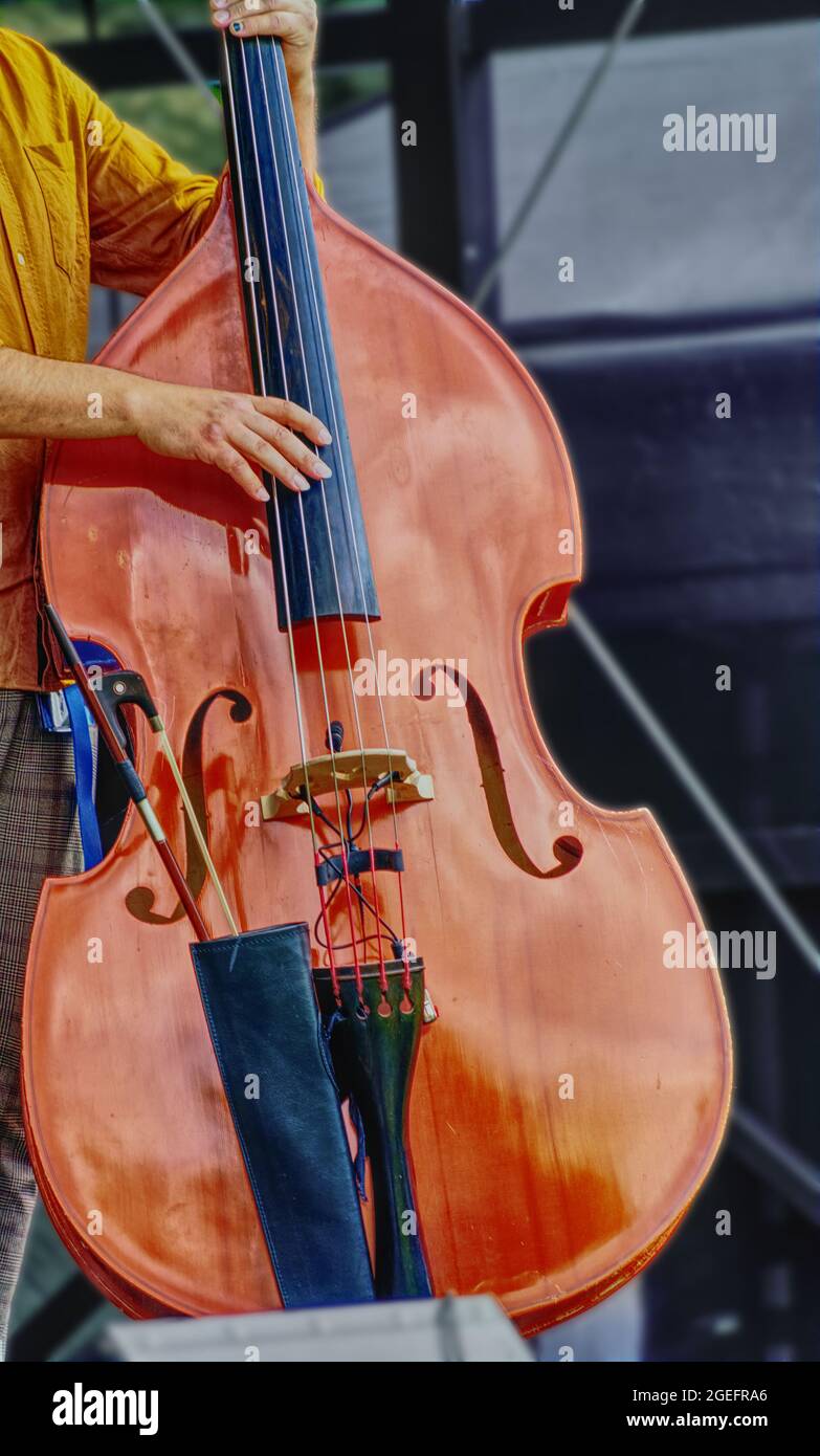 Man pluck hi-res stock photography and images - Alamy