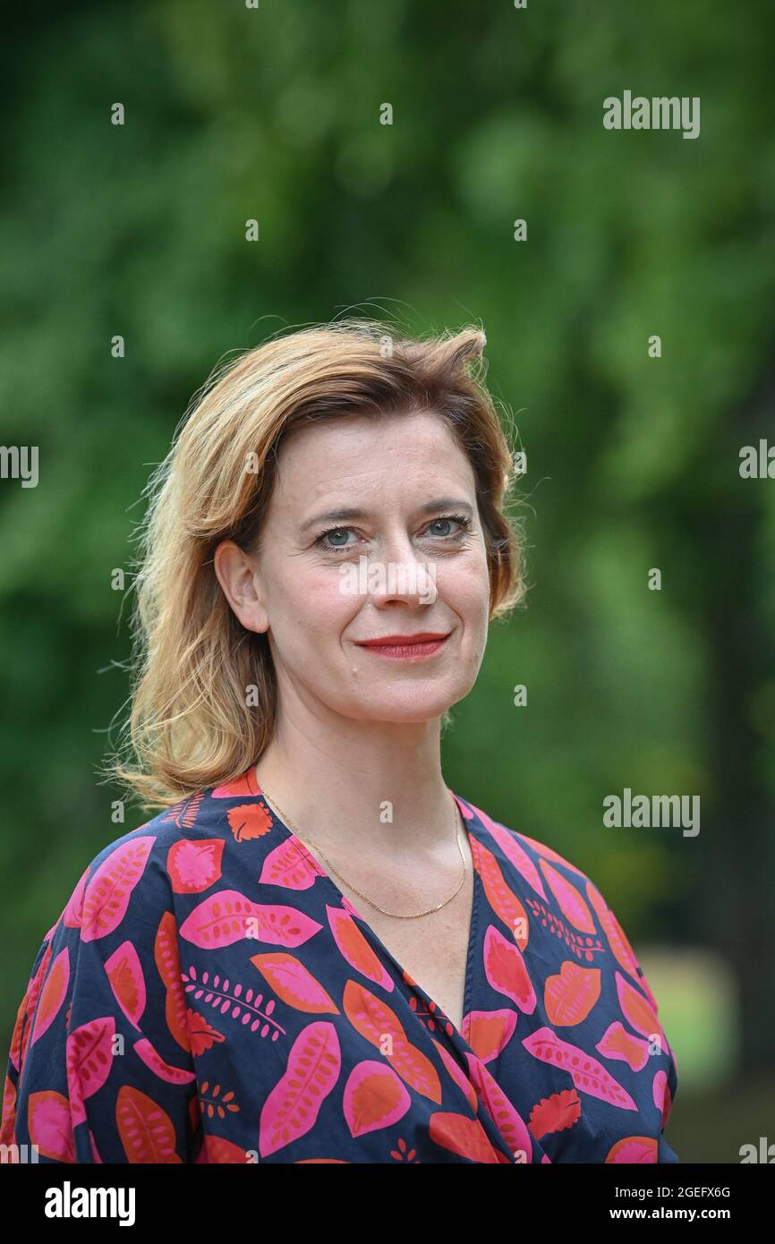 Caroline peters 2021 hi-res stock photography and images - Alamy