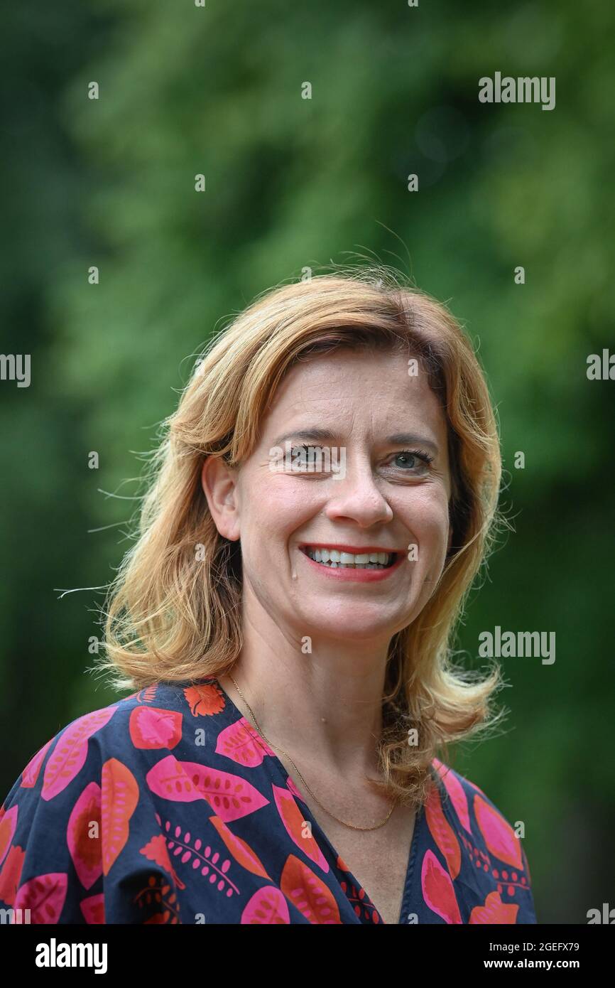 Caroline peters hi-res stock photography and images - Alamy