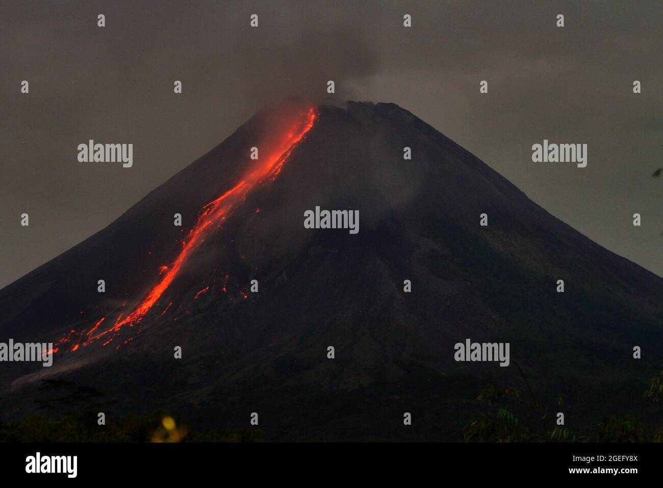 Yogyakarta Indonesia 19th Aug 2021 Lava Flows Down 2 000 Meters