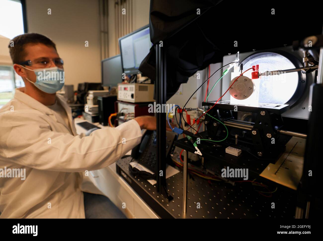 Ellipsometer hi-res stock photography and images - Alamy