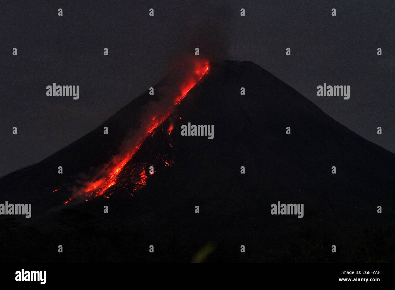 Lava flows down 2,000 meters from the crater of Mount Merapi ...