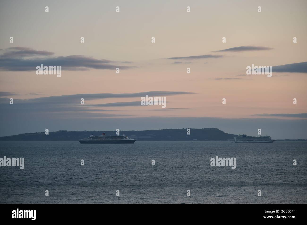 Durdle door at dusk Stock Photo - Alamy