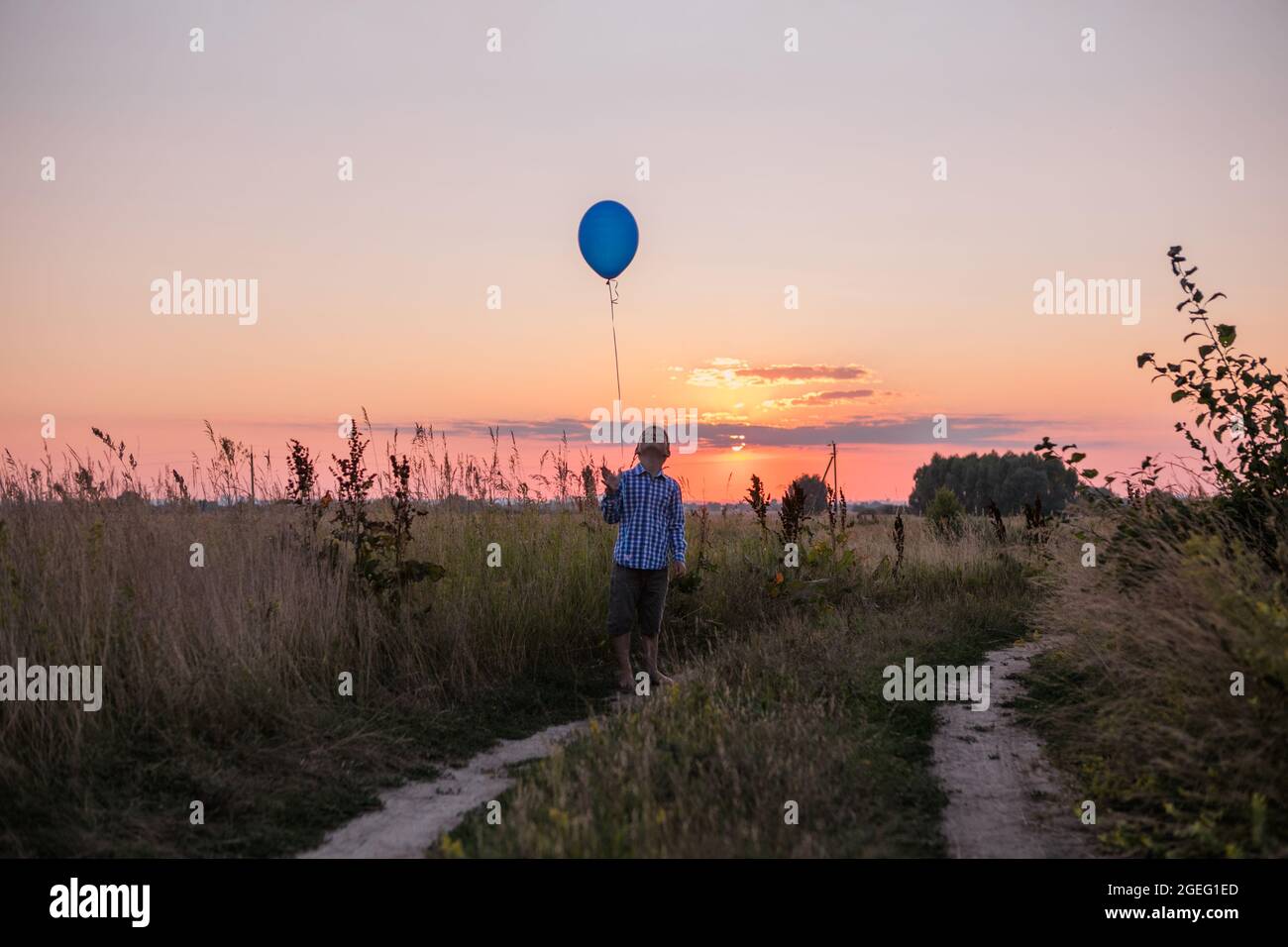 Happy Boy lets go Balloons to the sky. Run along the yellow field ...