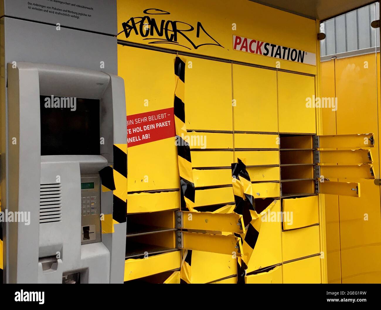 Berlin, Germany. 19th Aug, 2021. The compartments of a DHL packing ...