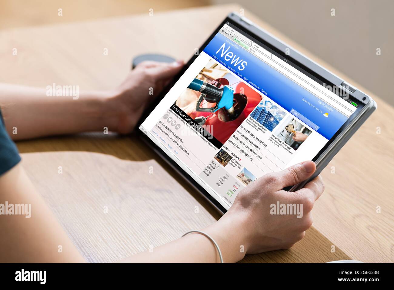 News Media Article Online On Laptop Computer Stock Photo - Alamy