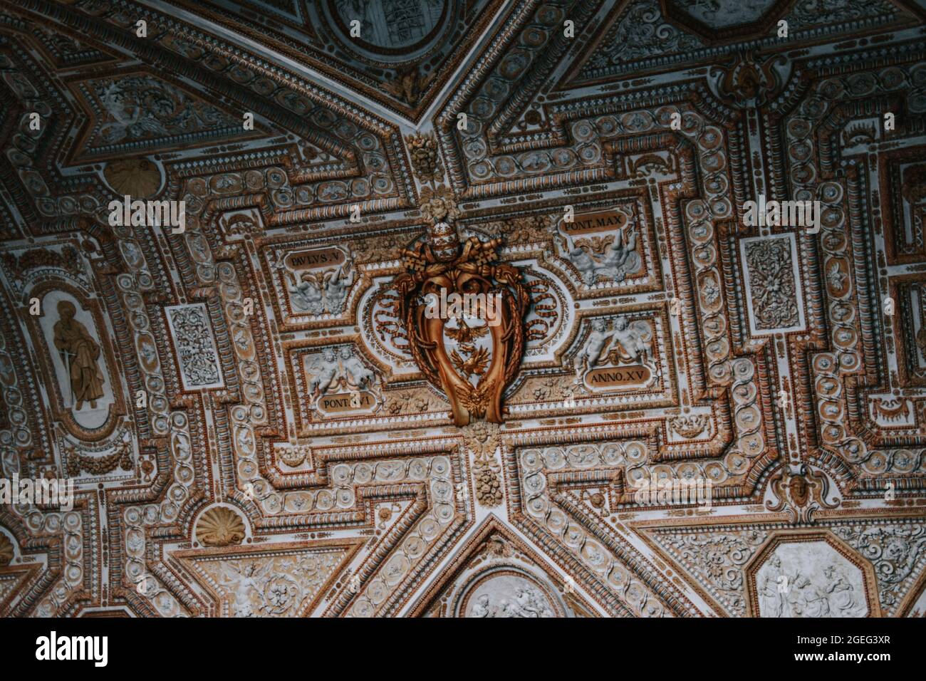 Low angle shot of the ceiling of the Basilica di San Pietro, Vatican ...