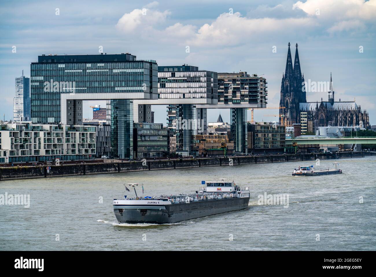 Crane buildings, at the customs port, Cologne South, residential and ...