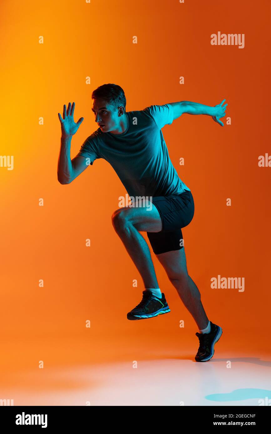 Portrat of Caucasian professional male athlete, runner training ...