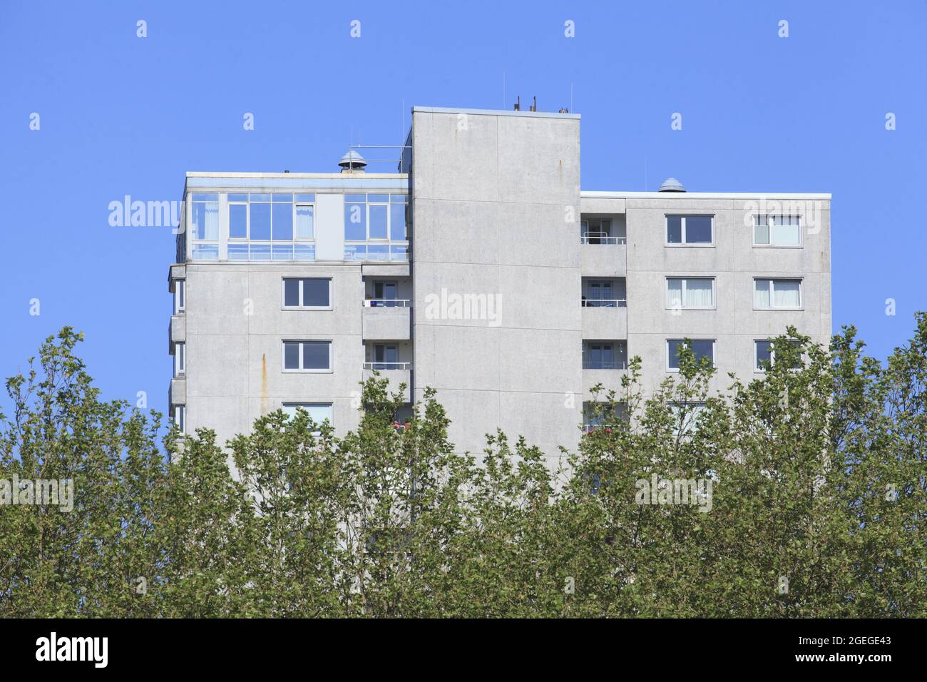 Monotonous white facade hi-res stock photography and images - Alamy