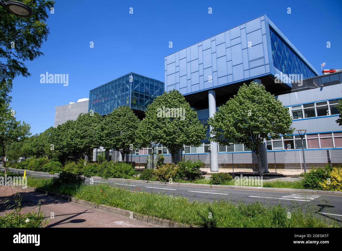 Biosafety level 4 and laboratory hi-res stock photography and images ...