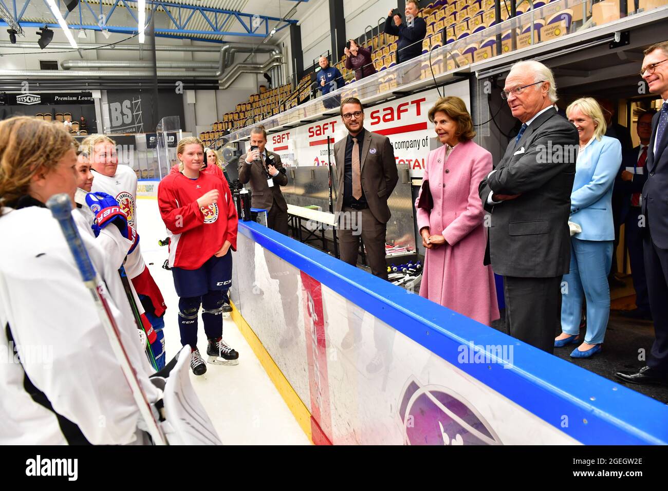 King Carl Gustaf and Queen Silvia meets with a girl's ice hockey team ...