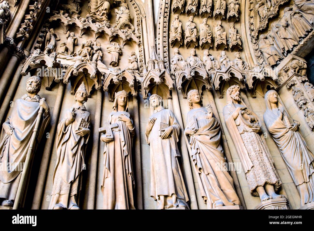 Statues on the exterior of Metz Cathedral Stock Photo - Alamy