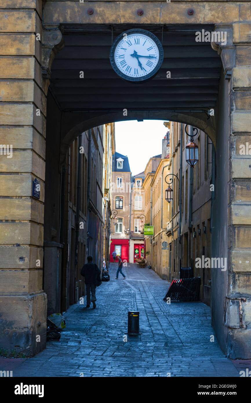 Narrow street in the center of Metz old town Stock Photo - Alamy