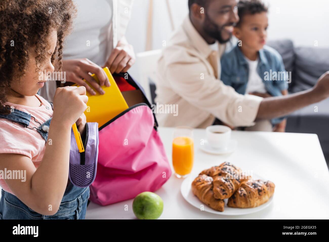 Family packing fruit hi-res stock photography and images - Alamy