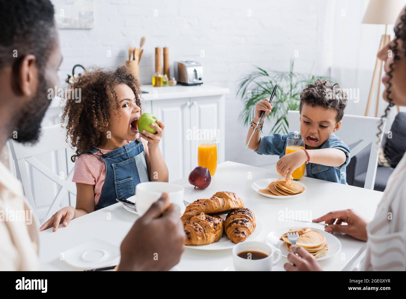 African american dad eating with kids hi-res stock photography and ...