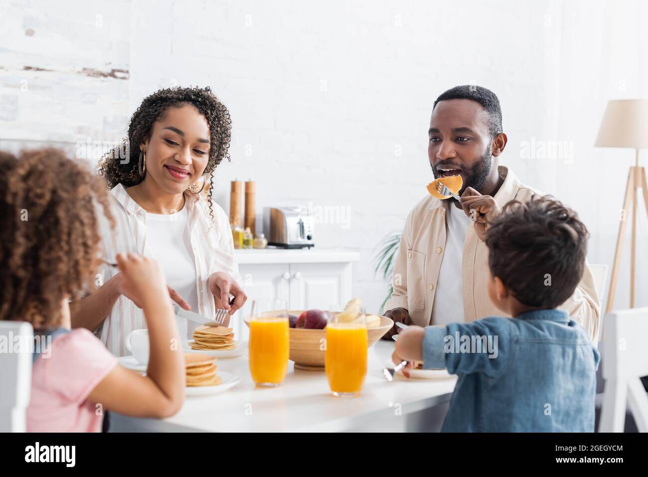 Couple and children and blurred hi-res stock photography and images - Alamy