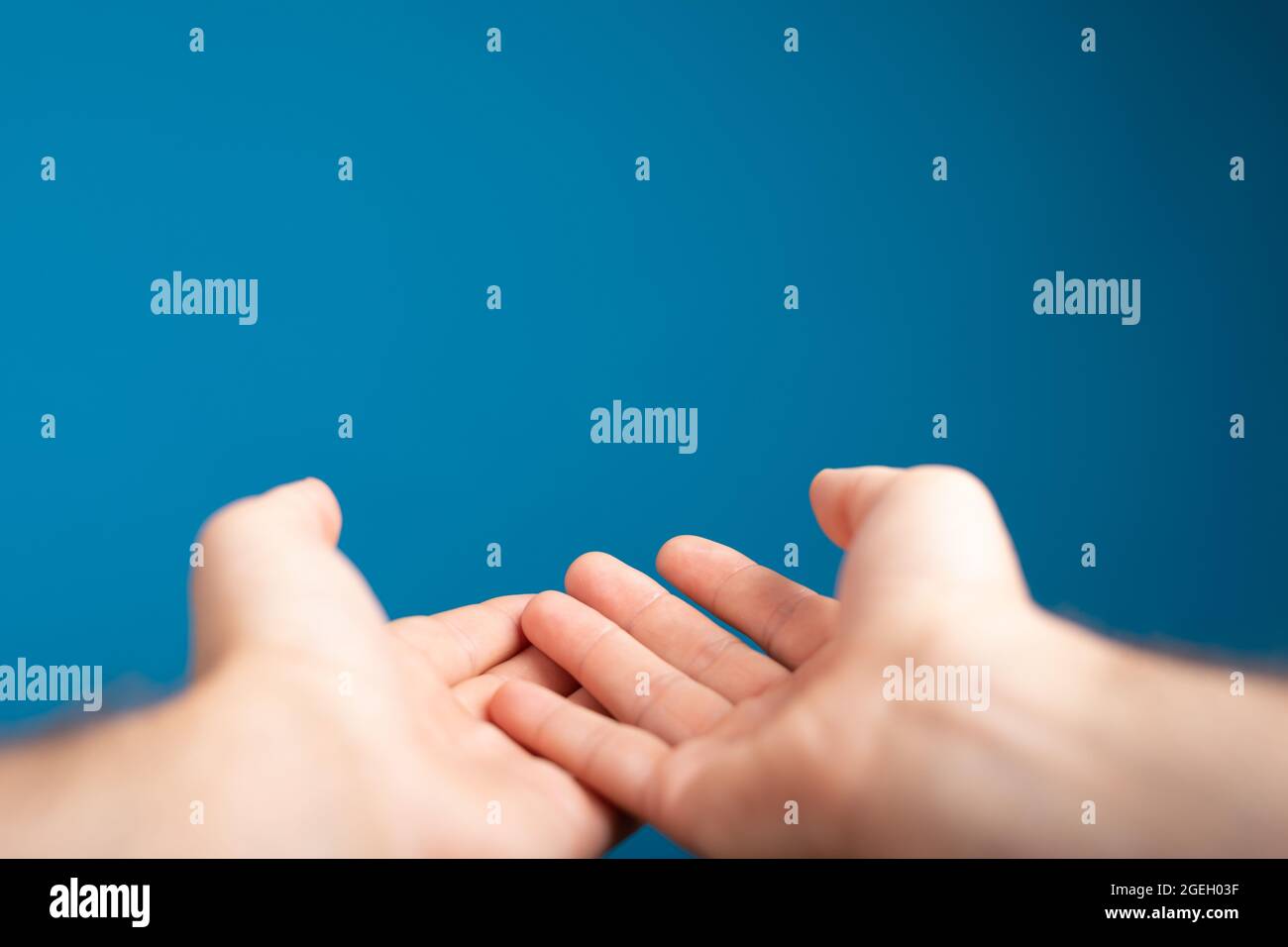Male shows outstretched hand with open palm Stock Photo - Alamy
