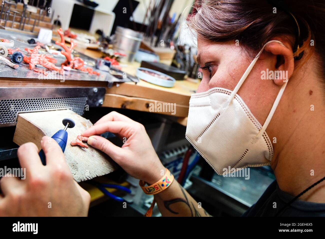 Sciacca, Italy. 19th Aug, 2021. A woman wearing a mask learns coral ...