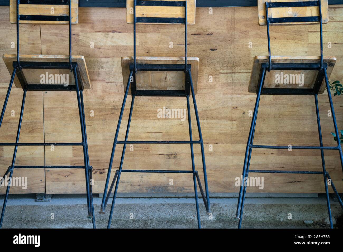 Wooden bar stools against the counter Stock Photo - Alamy