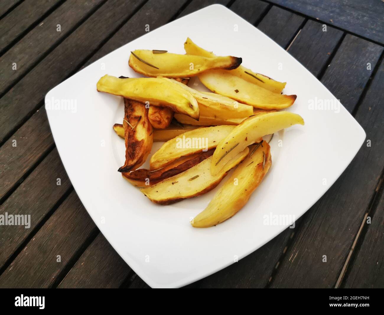 Plate of fresh rustic potatoes on a wooden table Stock Photo - Alamy