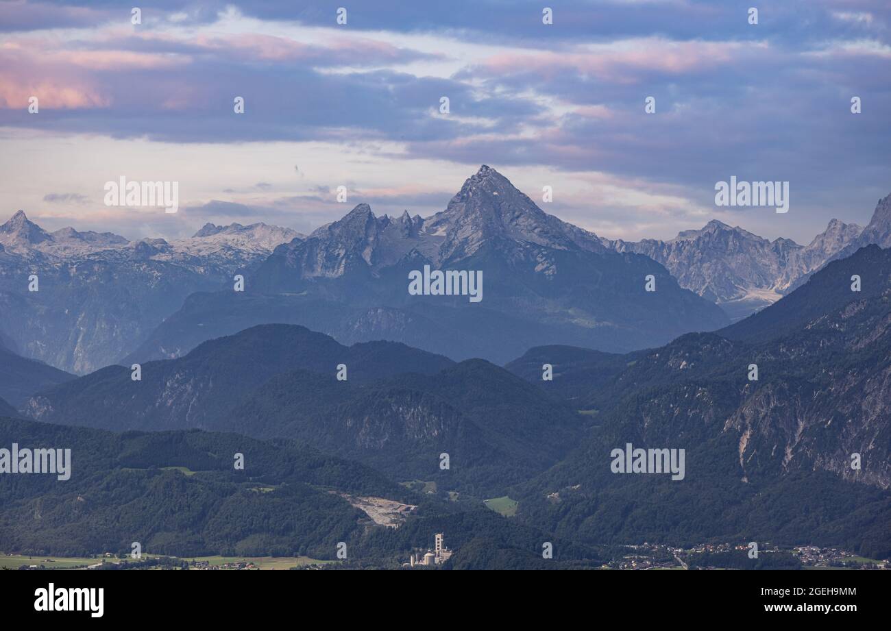 Amazing panoramic view over the high mountains of the Austrian Alps ...