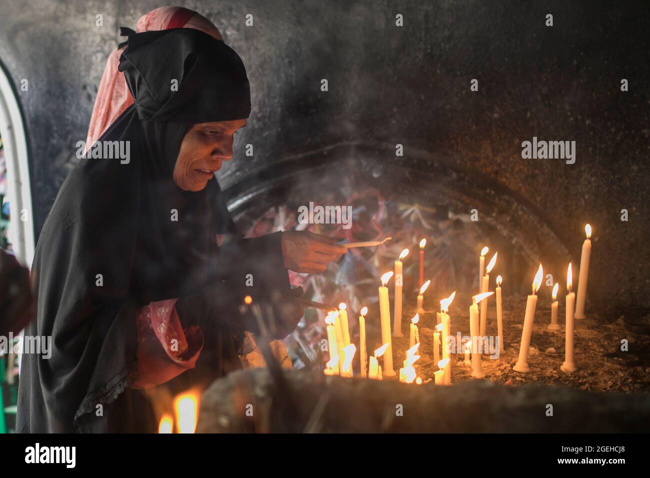 Non Exclusive: DHAKA, BANGLADESH, AUGUST 20: An elderly woman ...