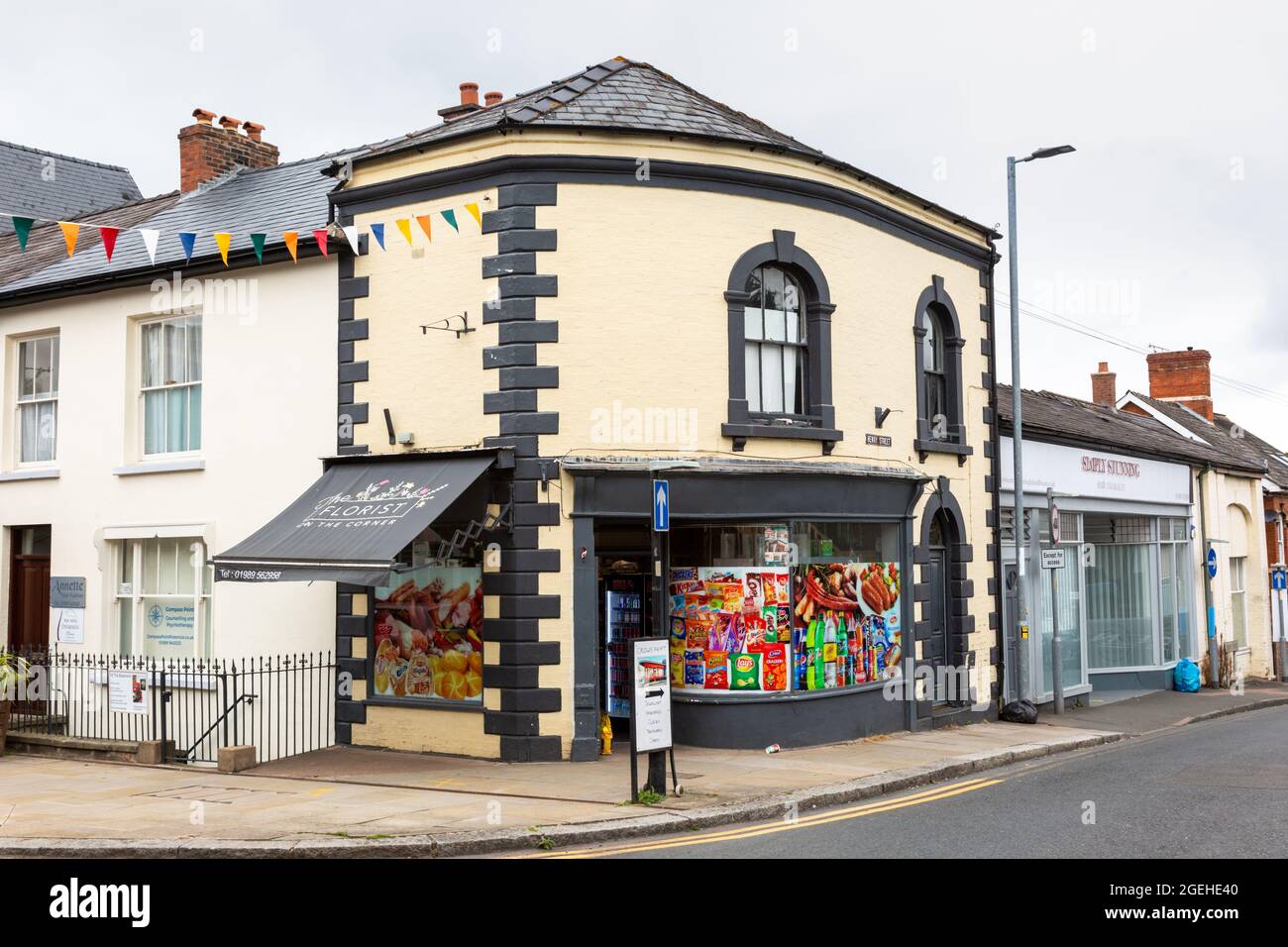 Small corner shop hi-res stock photography and images - Alamy