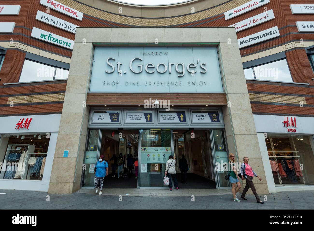 Harrow on the hill shopping hi-res stock photography and images - Alamy