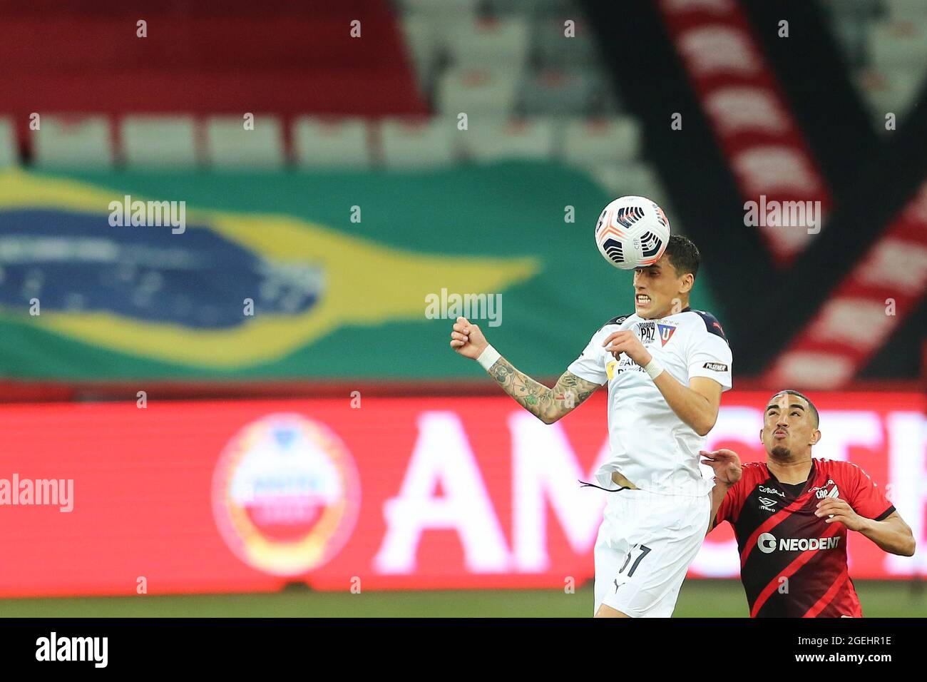 Christian do Athletico disputa o lance com Santiago Scotto da LDU Quito ...