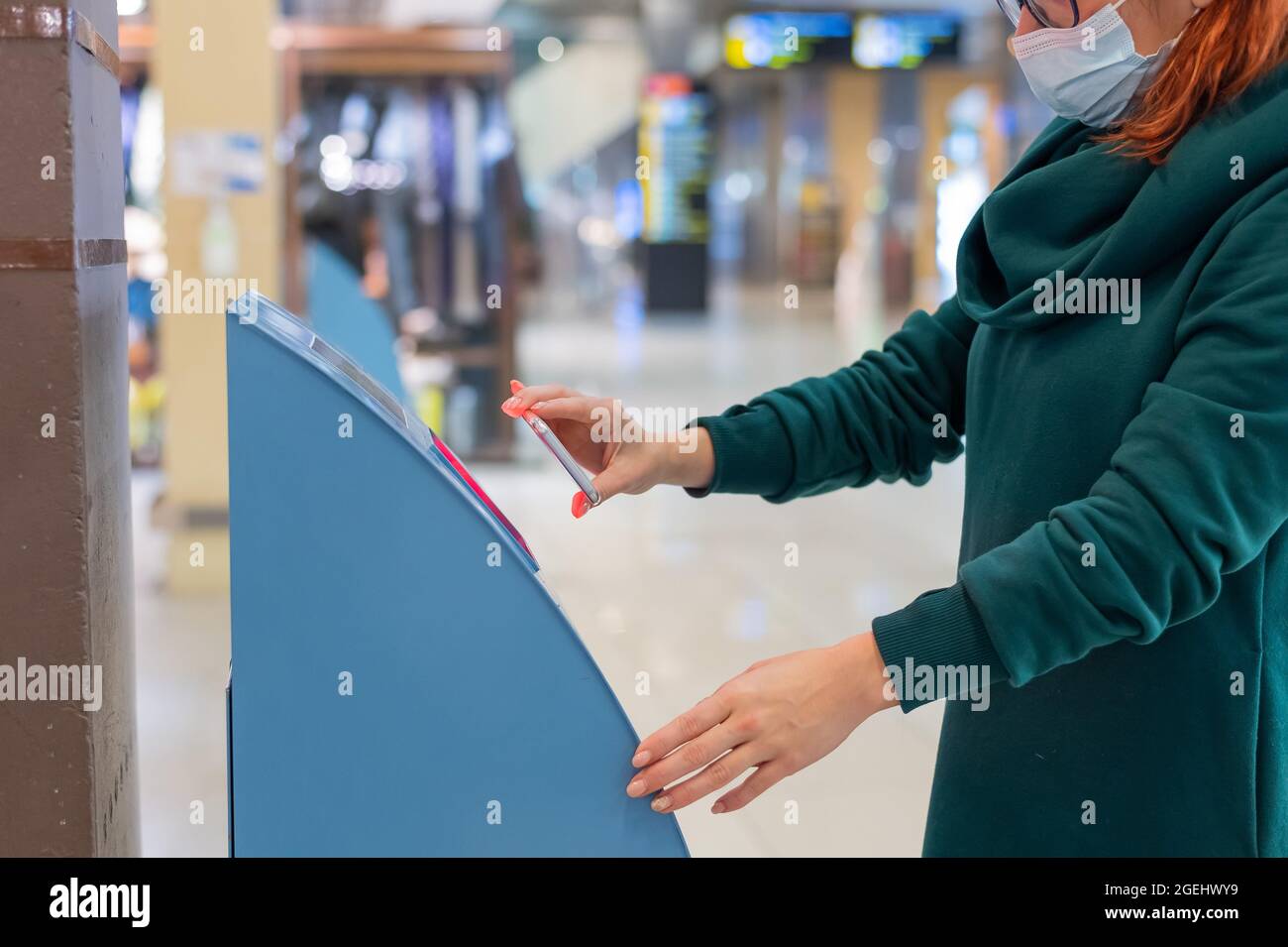 Passenger scanning boarding pass hi-res stock photography and images ...