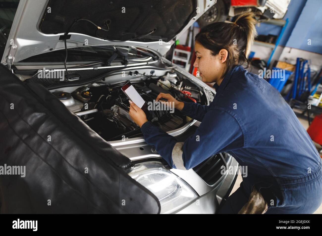 People inspecting race car hi-res stock photography and images - Alamy