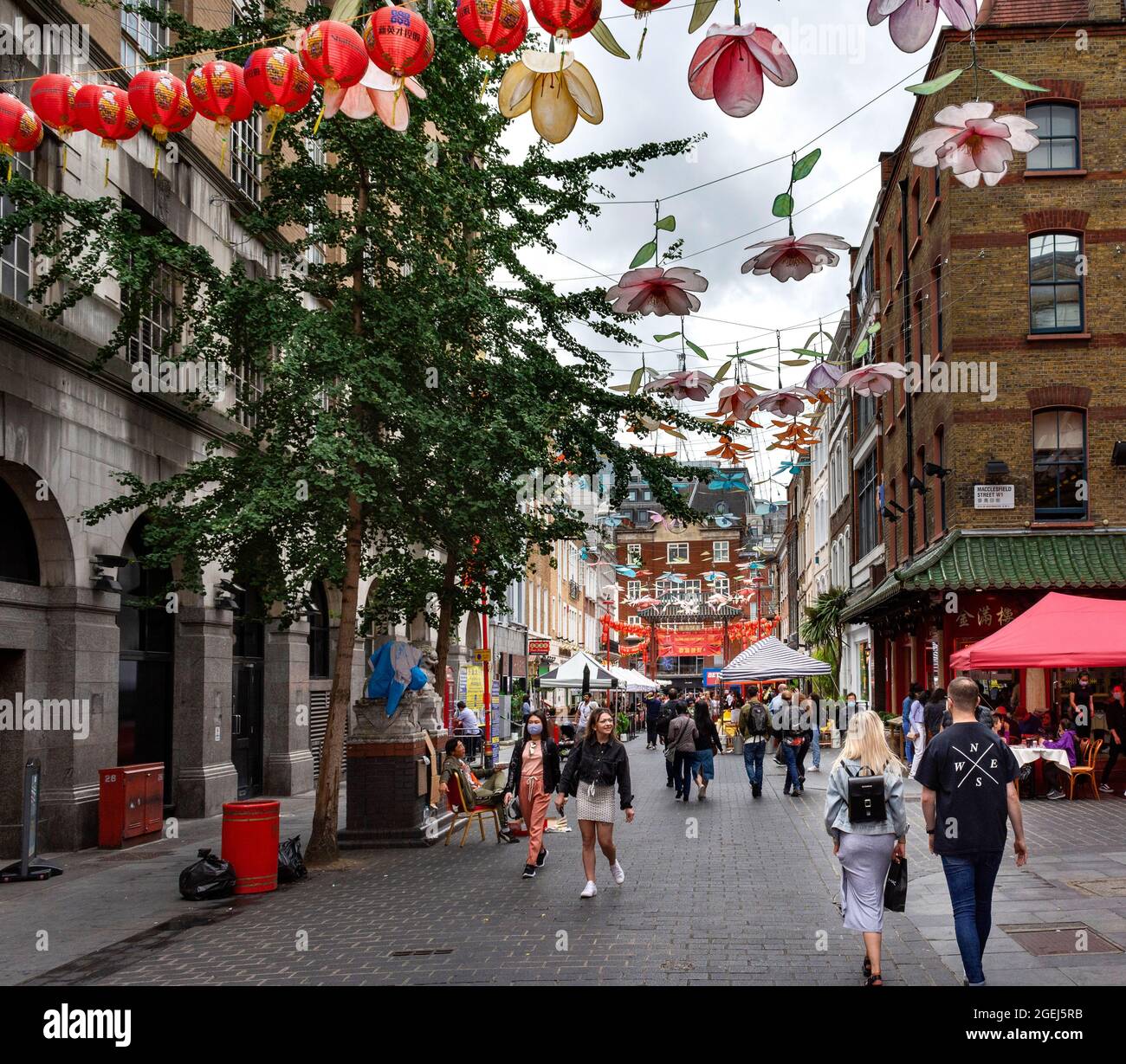 LONDON CHINATOWN GERRARD STREET SHOPS SUPERMARKET AND OUTDOOR EATING ...