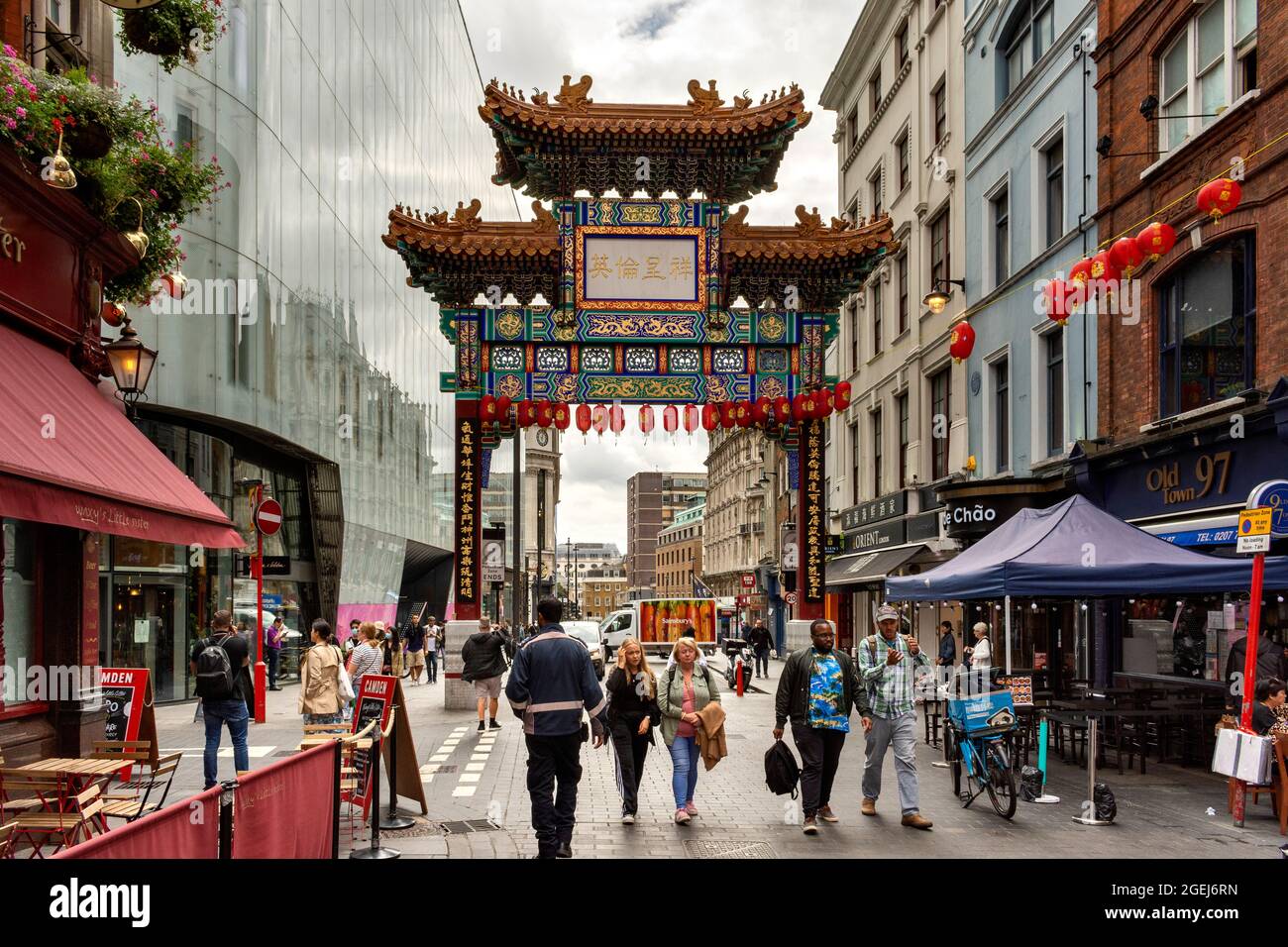 LONDON WARDOUR STREET CHINATOWN AND THE ORNATE GATEWAY Stock Photo - Alamy