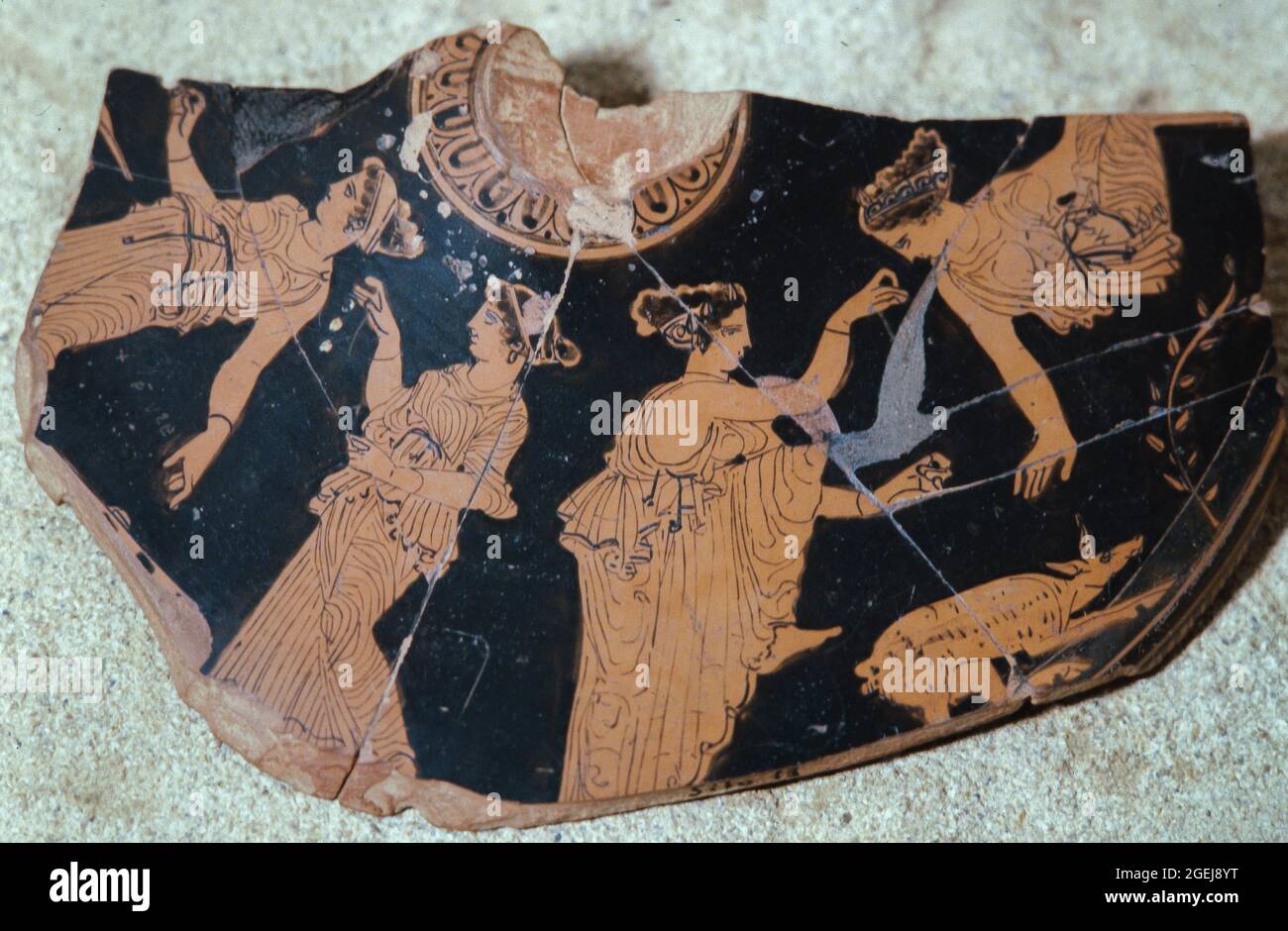 Fragmento de tapa de vaso griego, cerámica de figuras rojas. Museu d ...