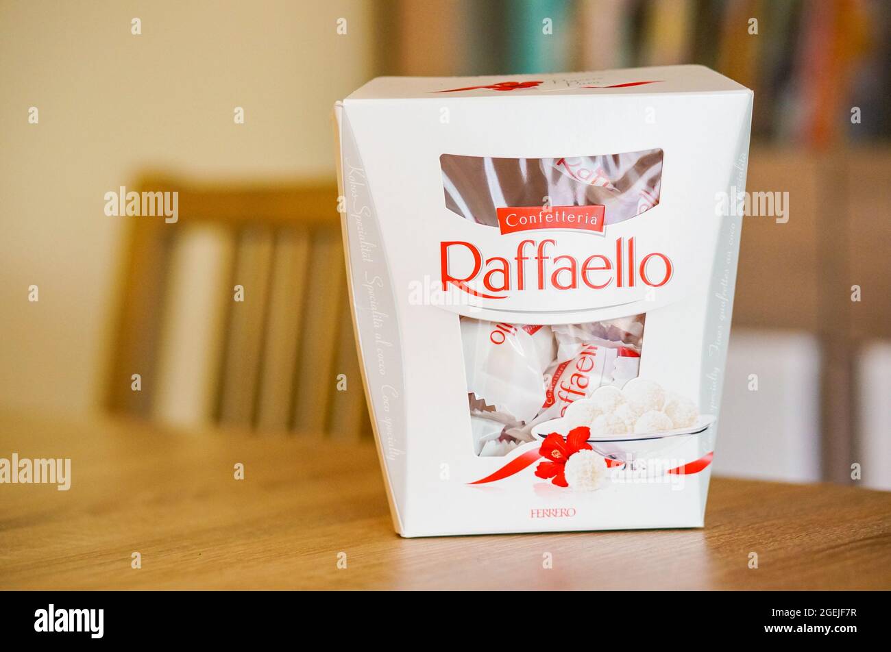 Bonbons raffaello hi-res stock photography and images - Alamy