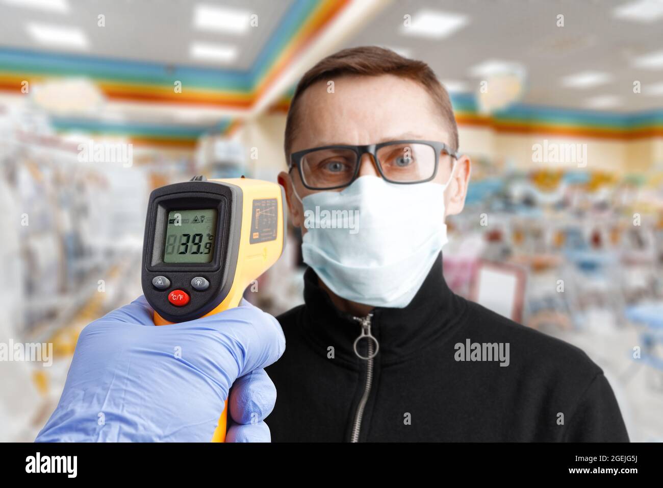 Body temperature measurement hi-res stock photography and images - Alamy