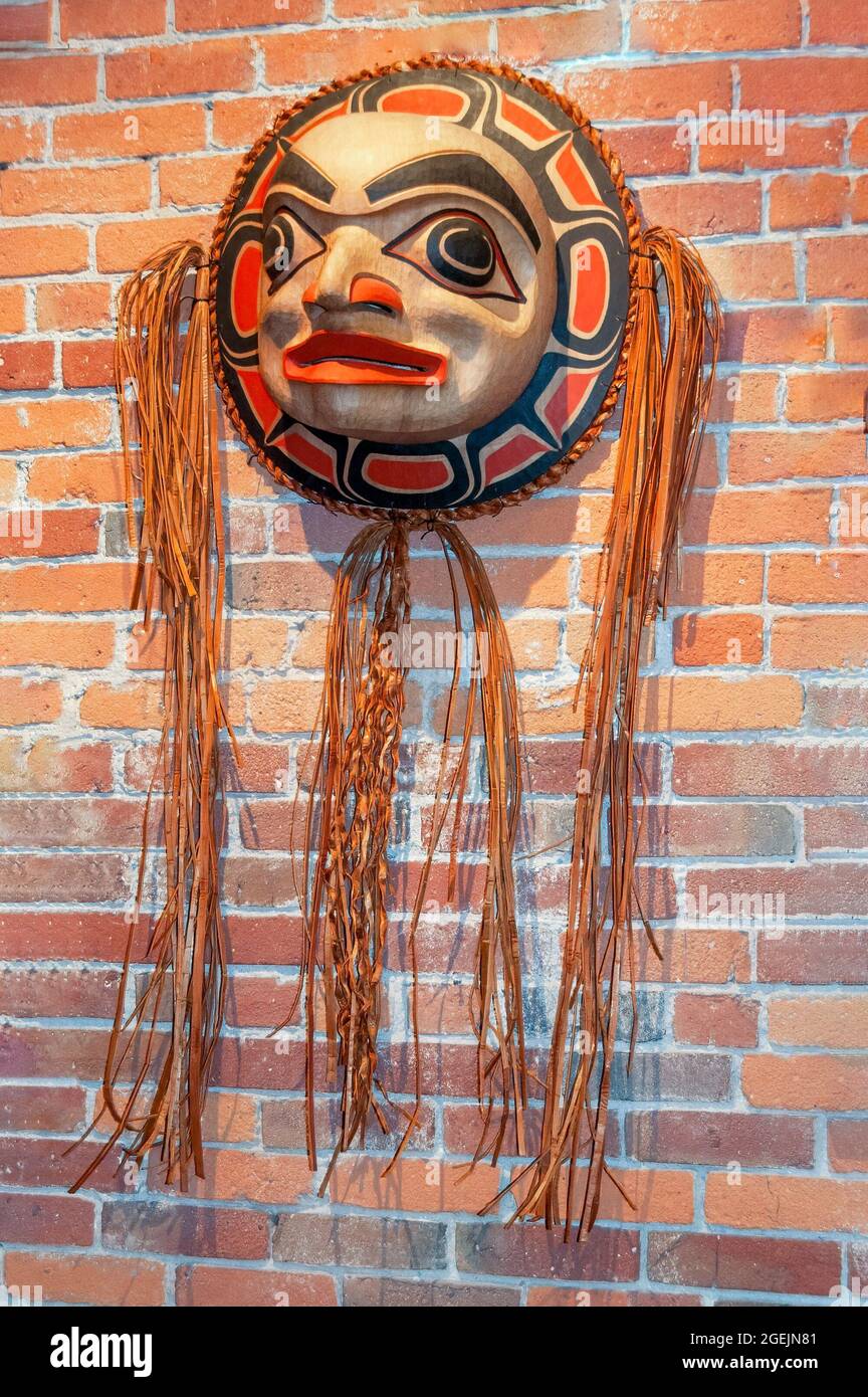 Native american wood mask hi-res stock photography and images - Alamy