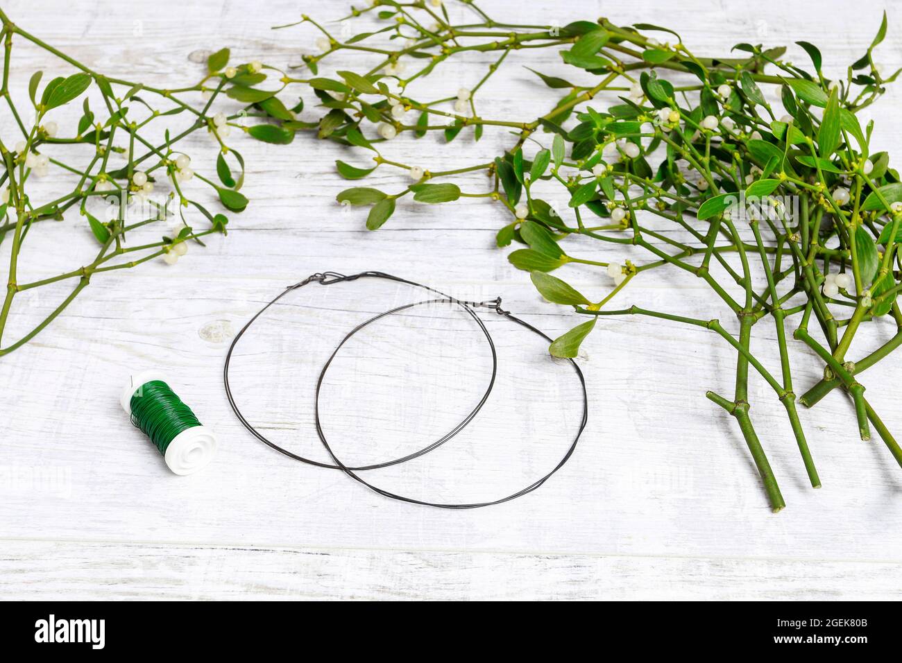 Florist at work: how to make mistletoe door wreath, step by step ...