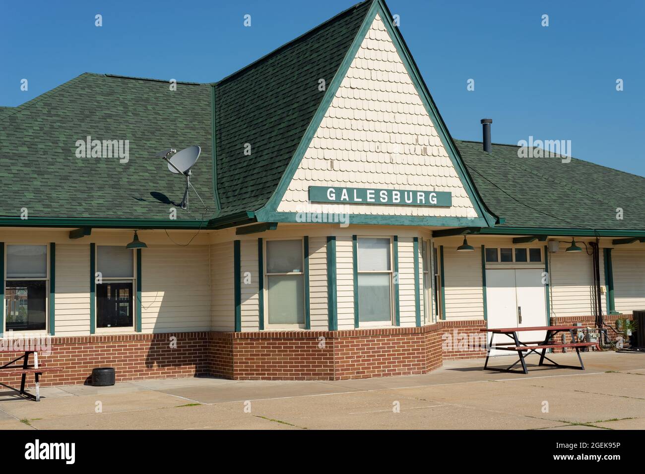 Galesburg Amtrak train station with blue sky behind. Galesburg, Illinois, USA Stock Photo - Alamy