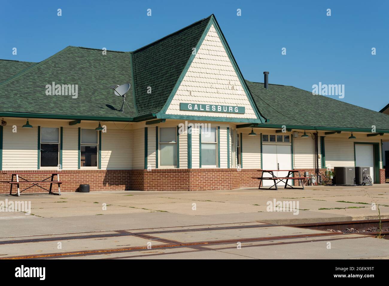 Galesburg Amtrak train station with blue sky behind. Galesburg, Illinois, USA Stock Photo - Alamy