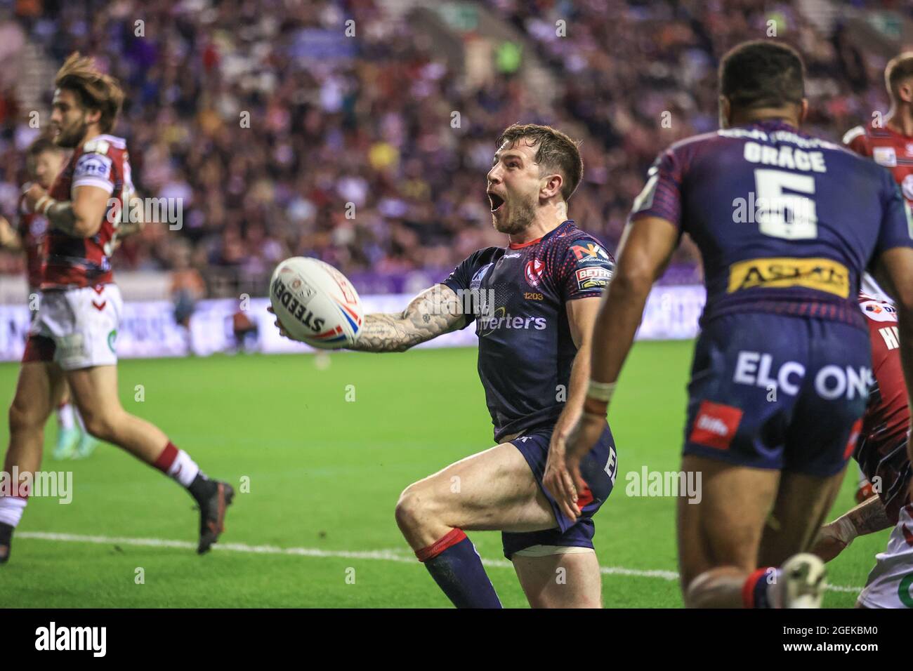 Mark Percival (4) of St Helens celebrates his try Stock Photo - Alamy